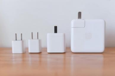 Size differences and usage options of mobile phone chargers ...